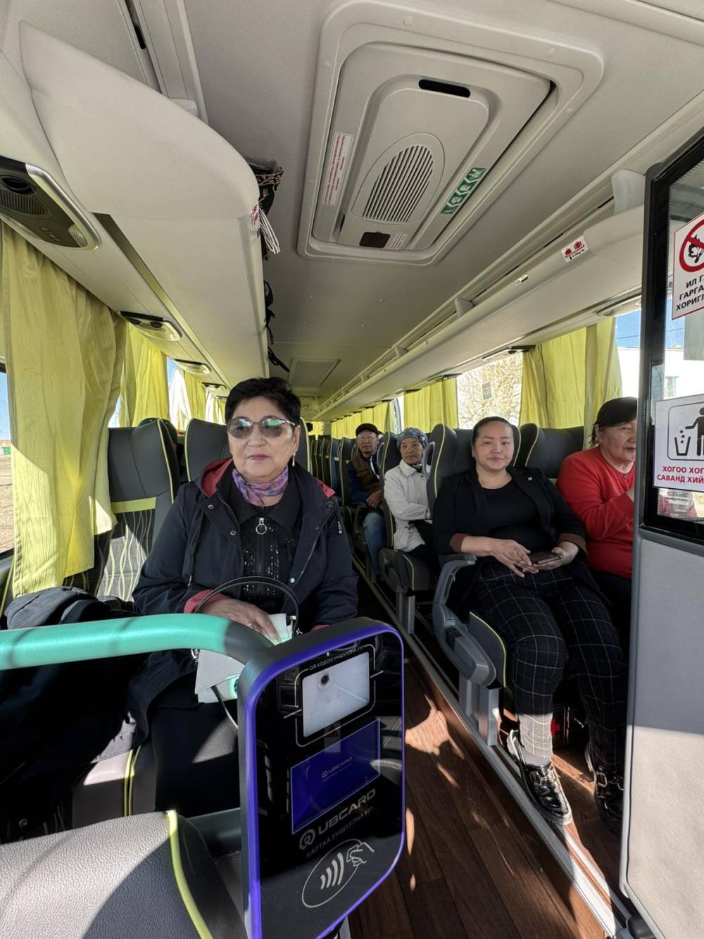 Багахангай чиглэлийн нийтийн тээврийн автобус том хүнд 8000, хүүхдэд 4000 төгрөгөөр үйлчилнэ ...