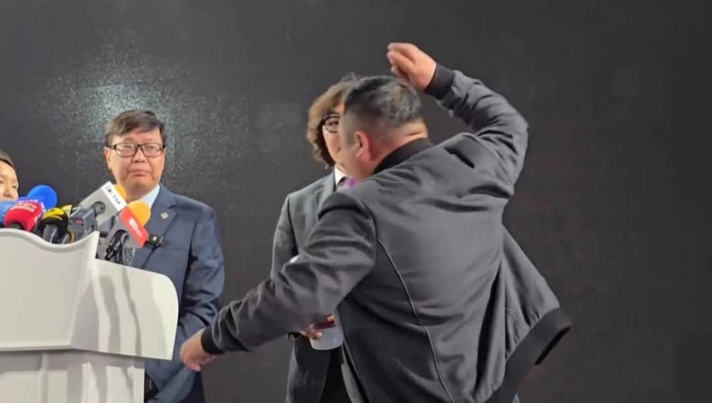 Боловсролын сайд руу өндөг шидсэн А.Отгонбаатарыг долоо хоног саатуулна - logic.mn